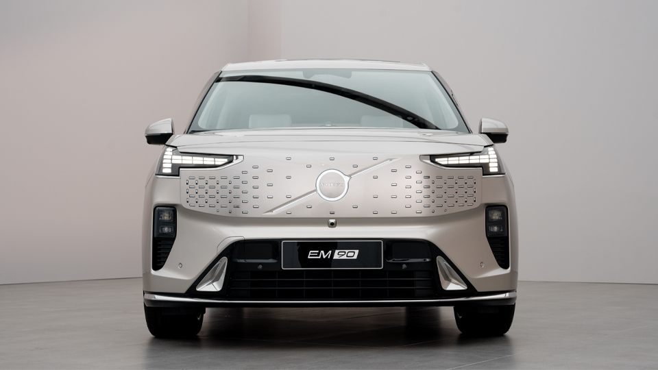 New Volvo EM90 revealed: all-electric MPV for China | Carwow