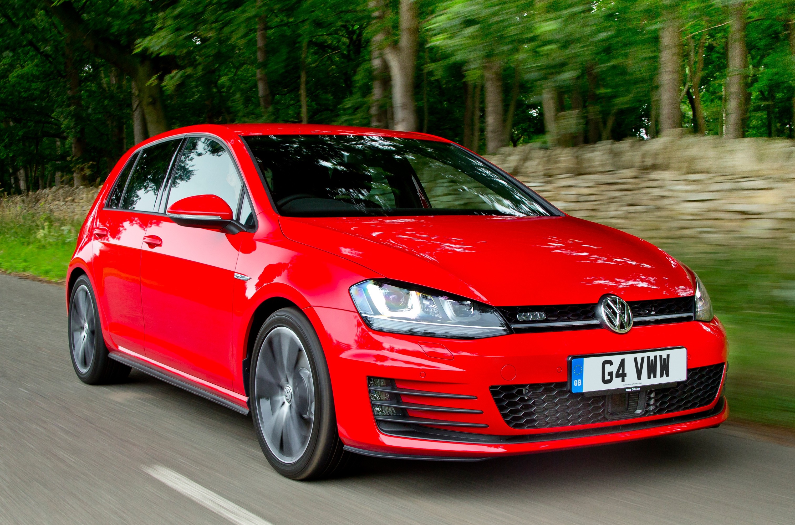 Volkswagen Golf GTI vs MINI Cooper S – hot-hatch legends compared | carwow