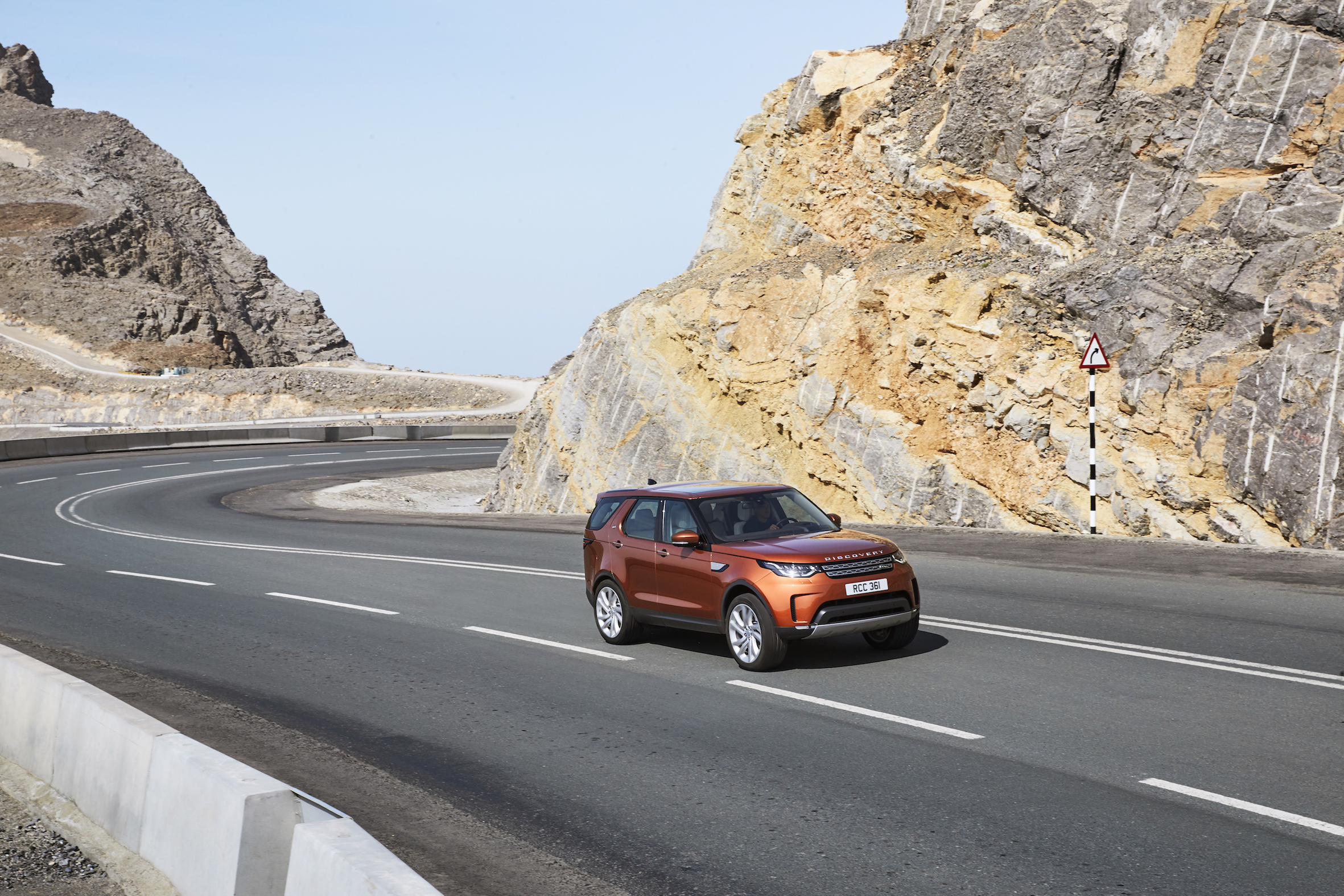 Land Rover Discovery Review | carwow