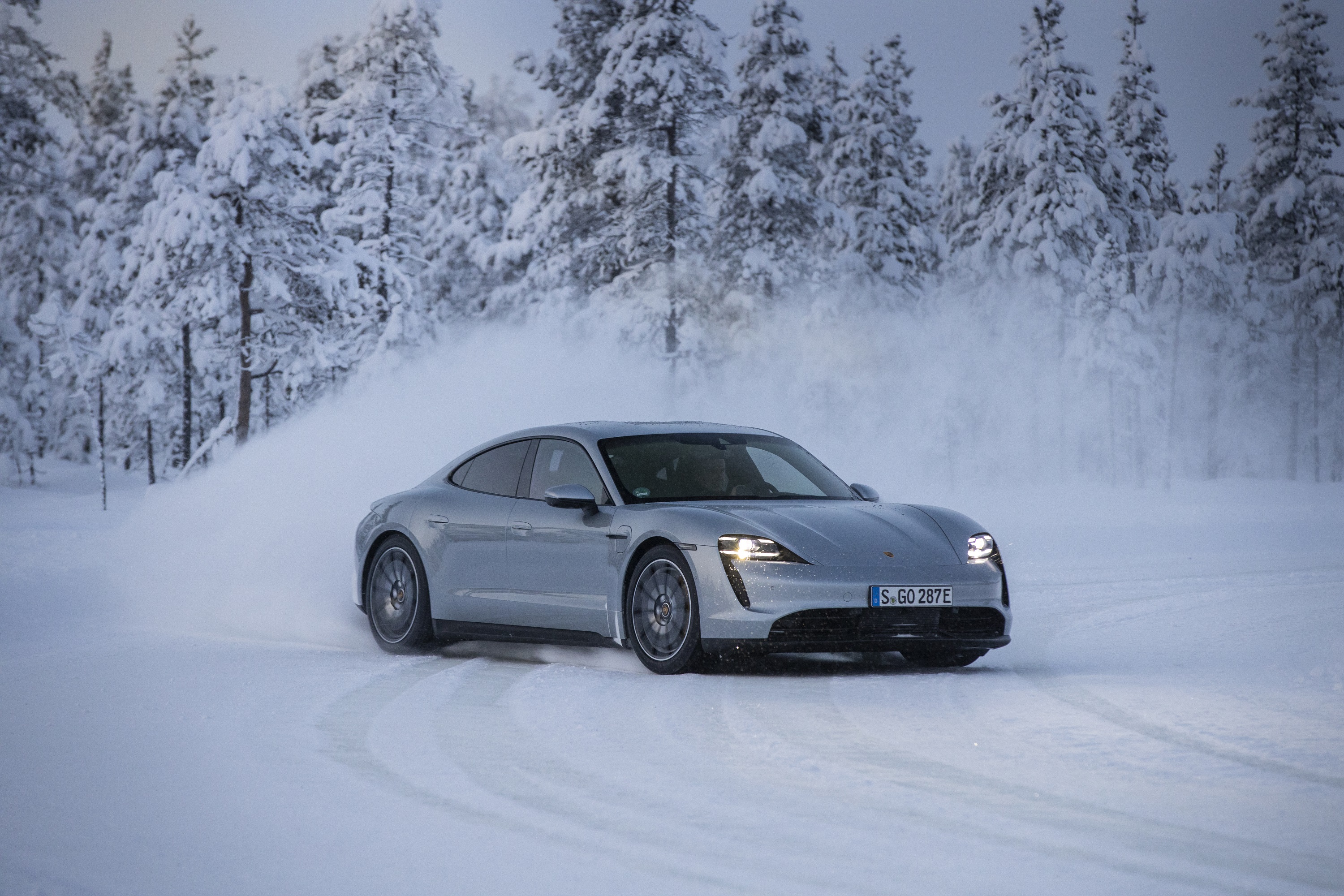 Essential winter driving tips - everything you should keep in your car ...