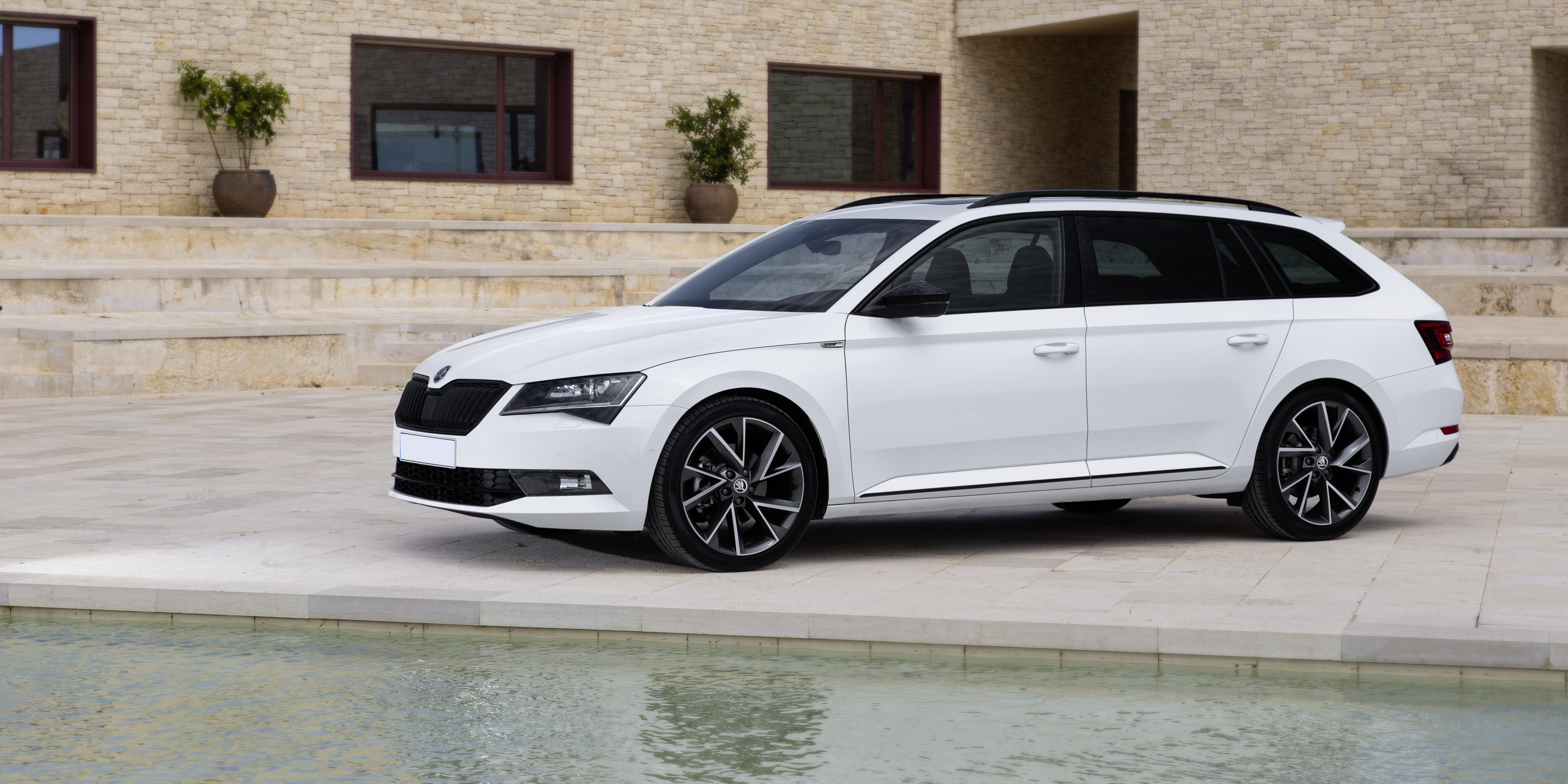 Skoda Superb Estate Review | carwow